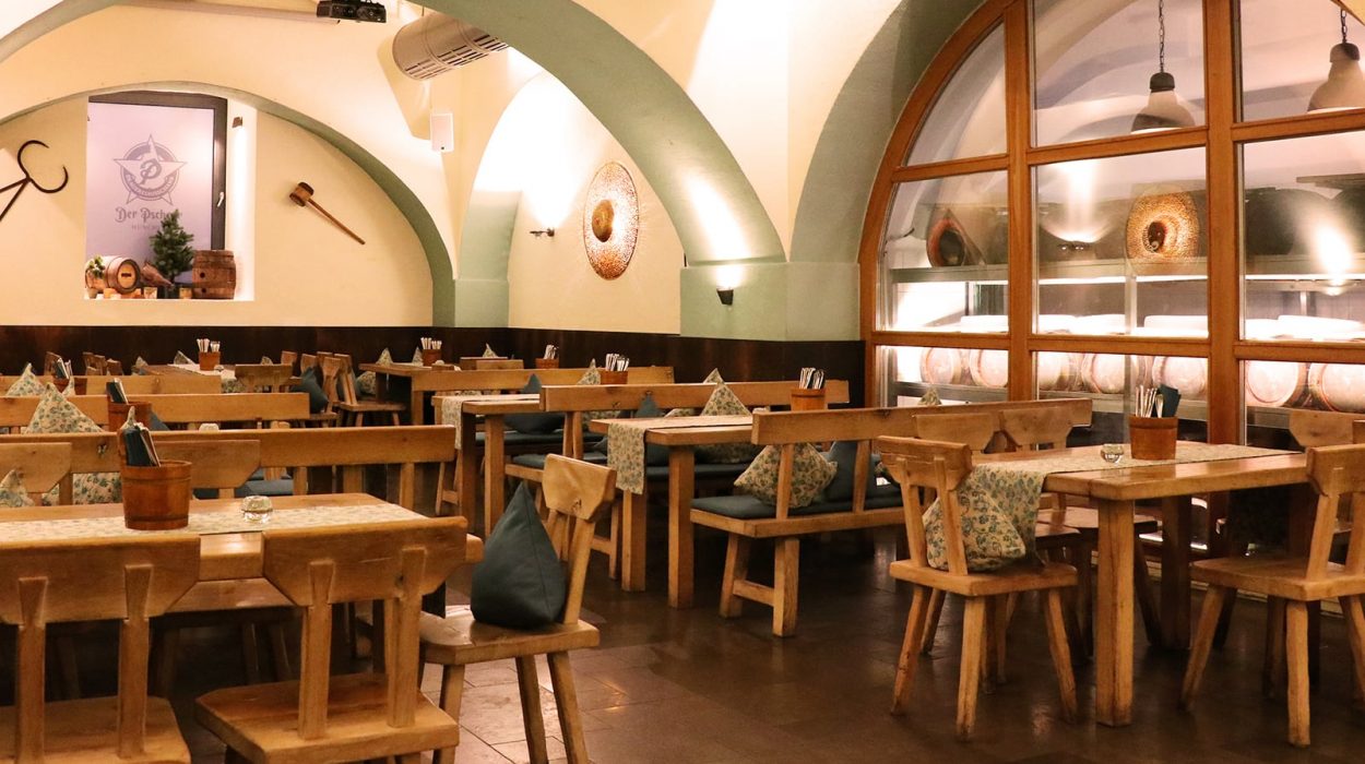 Bavarian restaurant & pub at the Viktualienmarkt - Der Pschorr in ...
