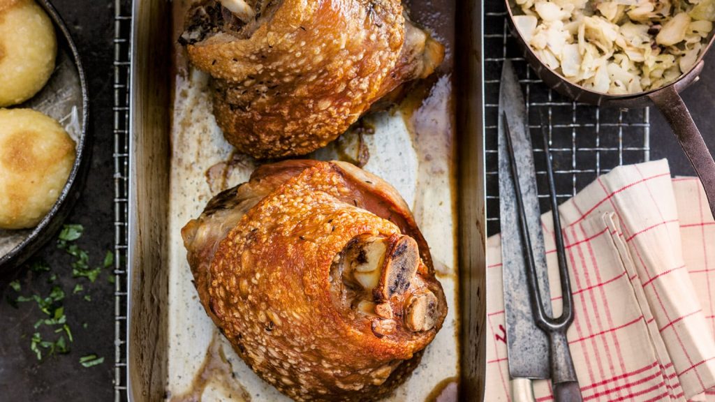 Traditionell bayrisch Essen gehen in München Innenstadt das Wirtshaus ...